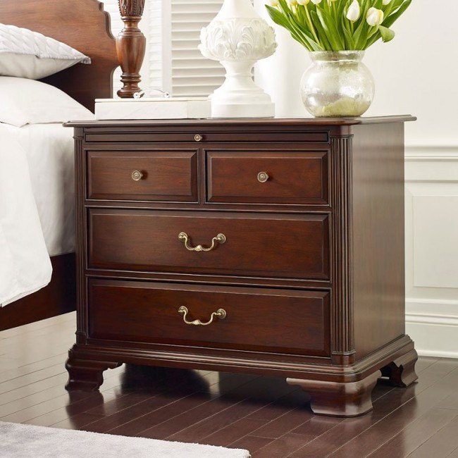 Bachelor chest with pull out shelf store